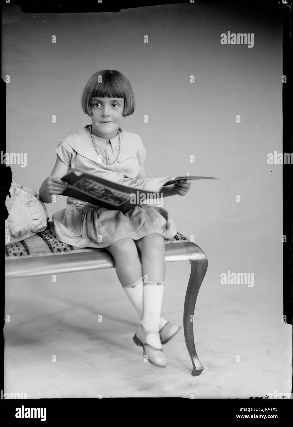 Mrs jones 1 2 doz cab mrs jones 1 2 doz cab hi-res stock photography ...