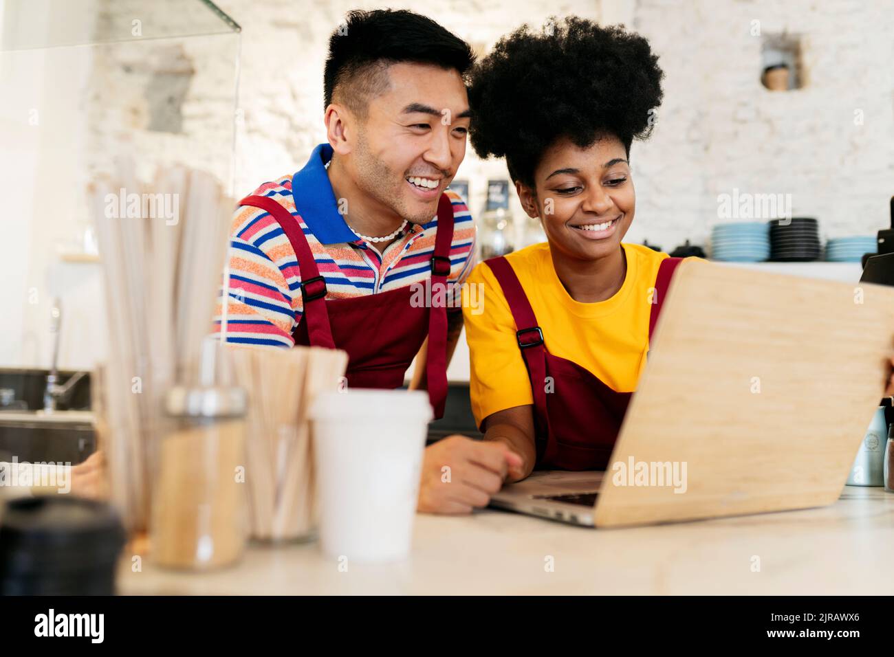 Man woman computer shop hi-res stock photography and images - Alamy