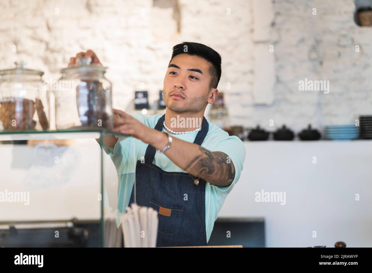 Working apron hi-res stock photography and images - Alamy