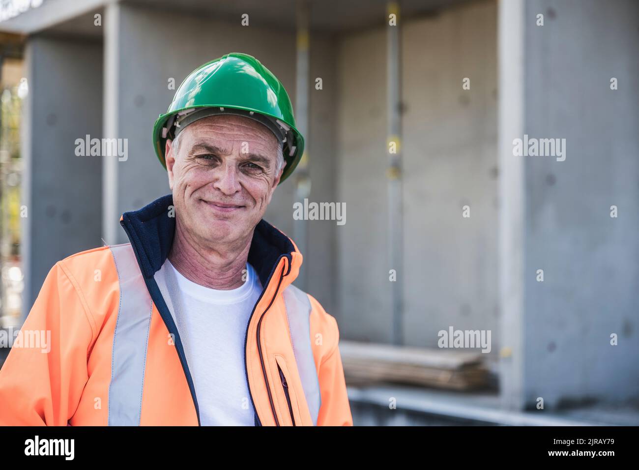 Contractor portrait building site hi-res stock photography and images ...