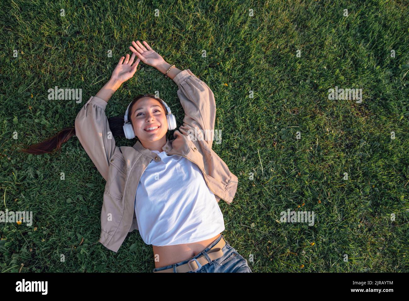 People lying down park overhead view hi-res stock photography and ...