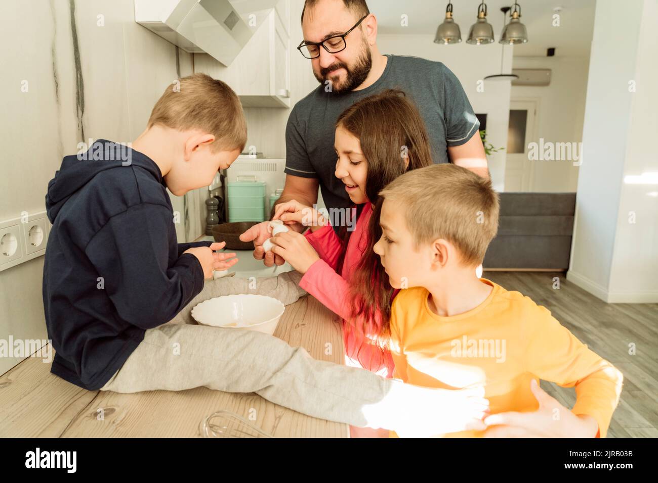 Giving food children hi-res stock photography and images - Alamy