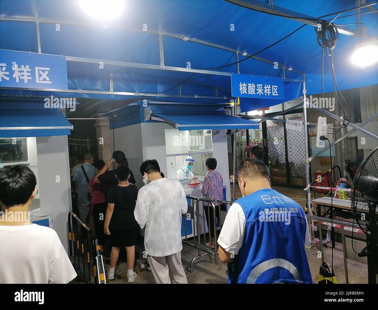 Citizens lined up at night for large-scale nucleic acid testing in ... Citizens lined up at night for large-scale nucleic acid testing in ...