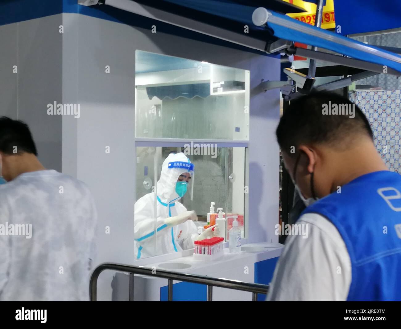 Citizens lined up at night for large-scale nucleic acid testing in ... Citizens lined up at night for large-scale nucleic acid testing in ...