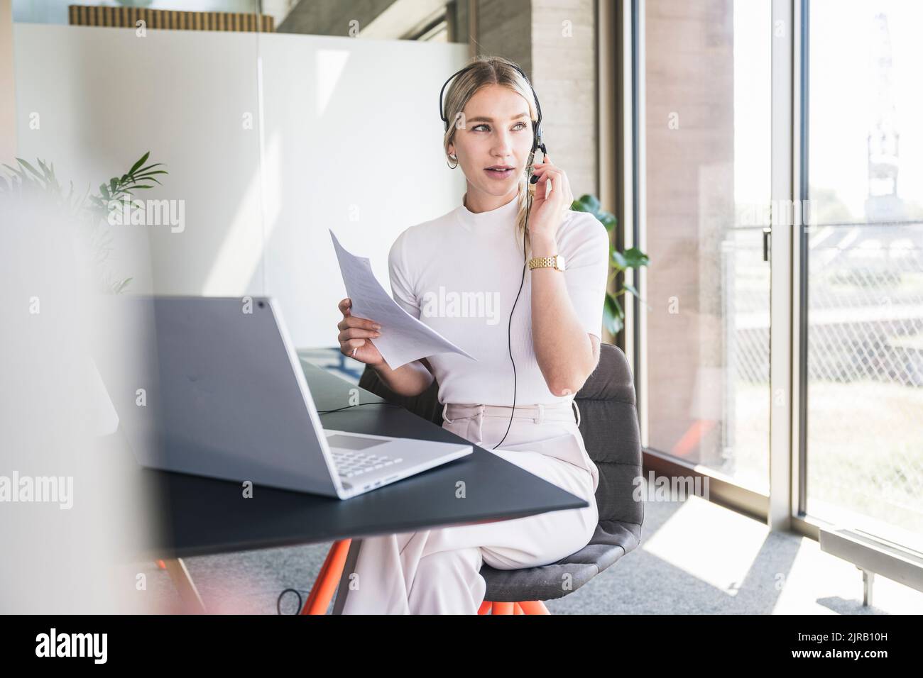 Adjusting chair desk hi-res stock photography and images - Alamy