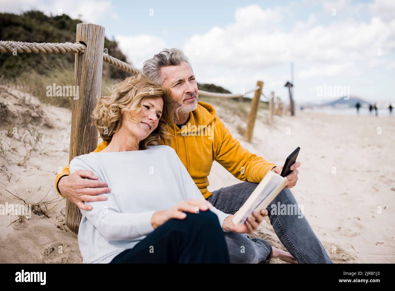 Male reading beach hi-res stock photography and images - Alamy