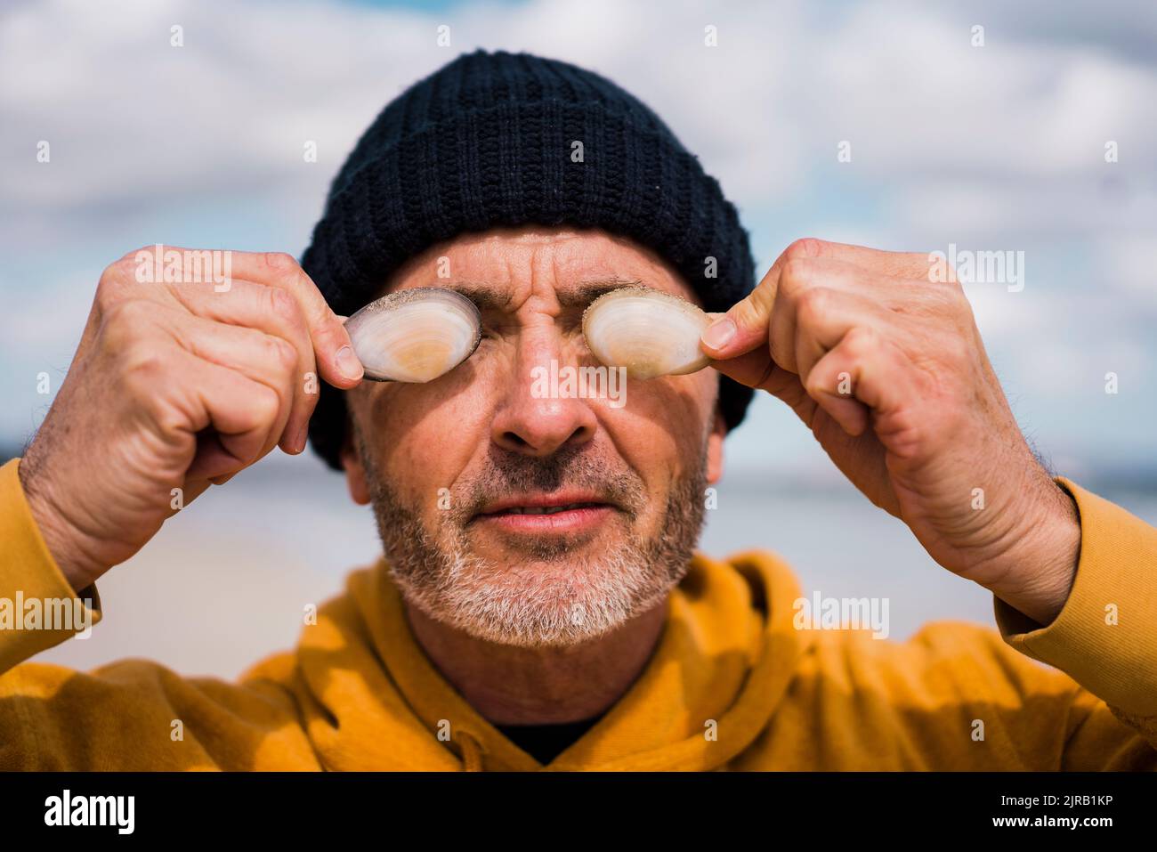 Man wearing woolly hat hi-res stock photography and images - Alamy