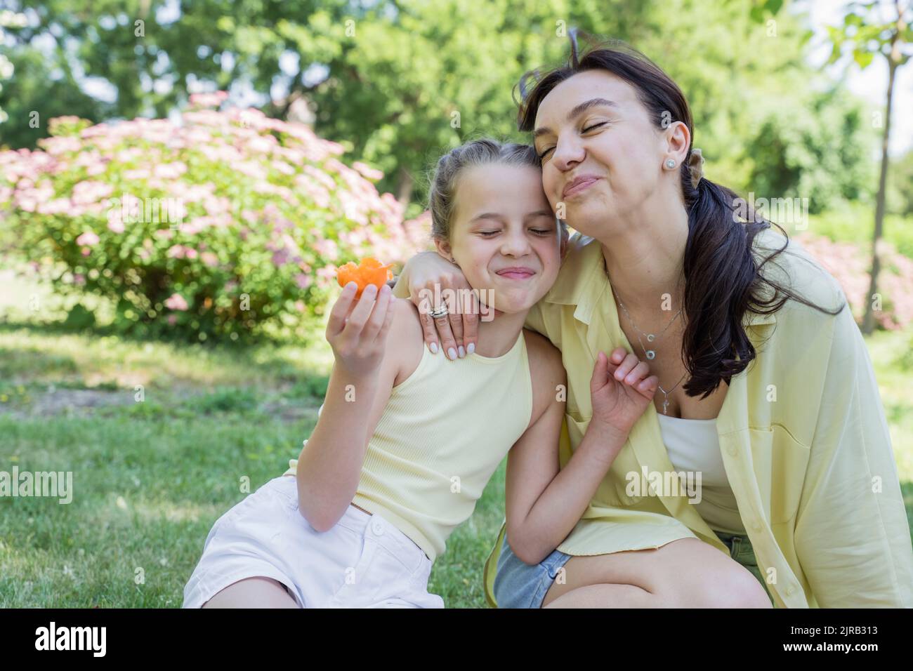 Smiling parents daughter eating healthy hi-res stock photography and images - Alamy