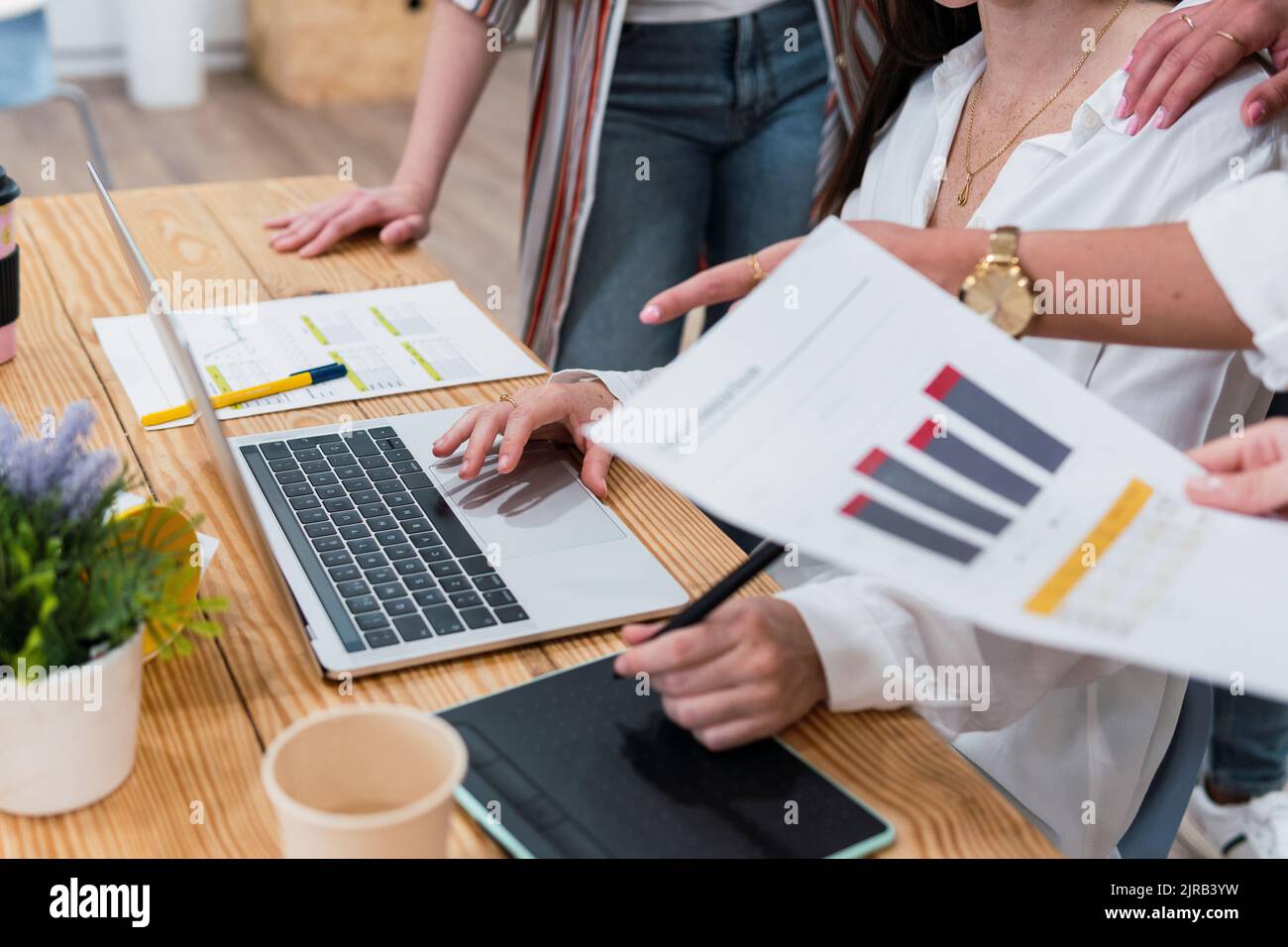 Document chart hi-res stock photography and images - Alamy