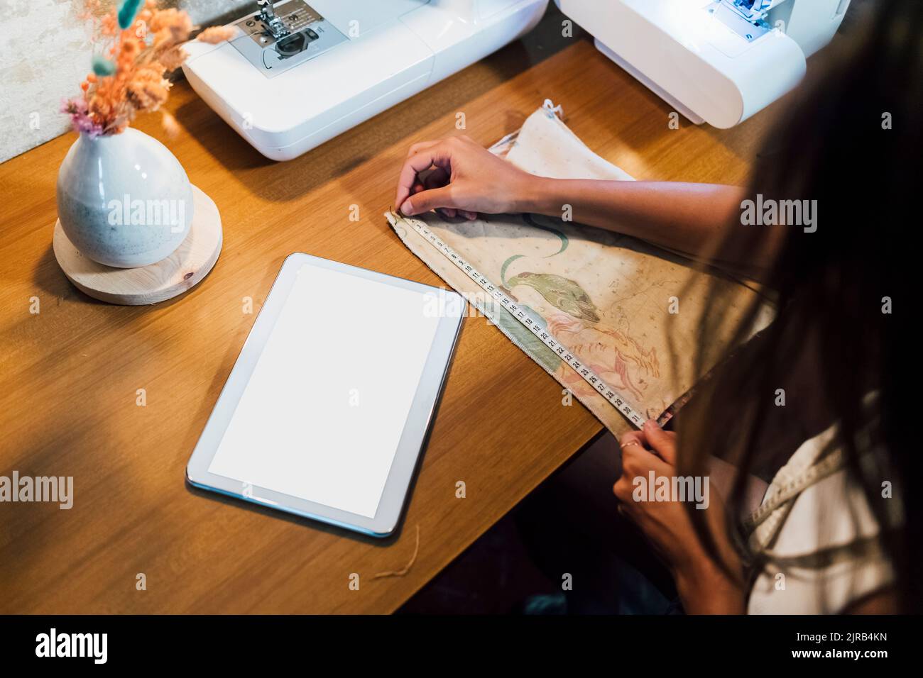 Hands holding cloth hi-res stock photography and images - Alamy