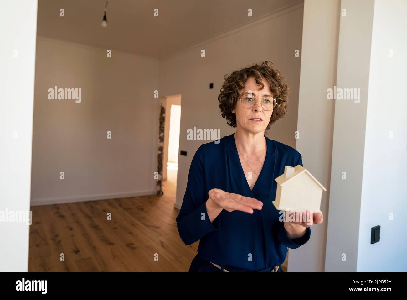 Real Estate Home Agent House Hi res Stock Photography And Images Alamy real-estate-home-agent-house-hi-res-stock-photography-and-images-alamy