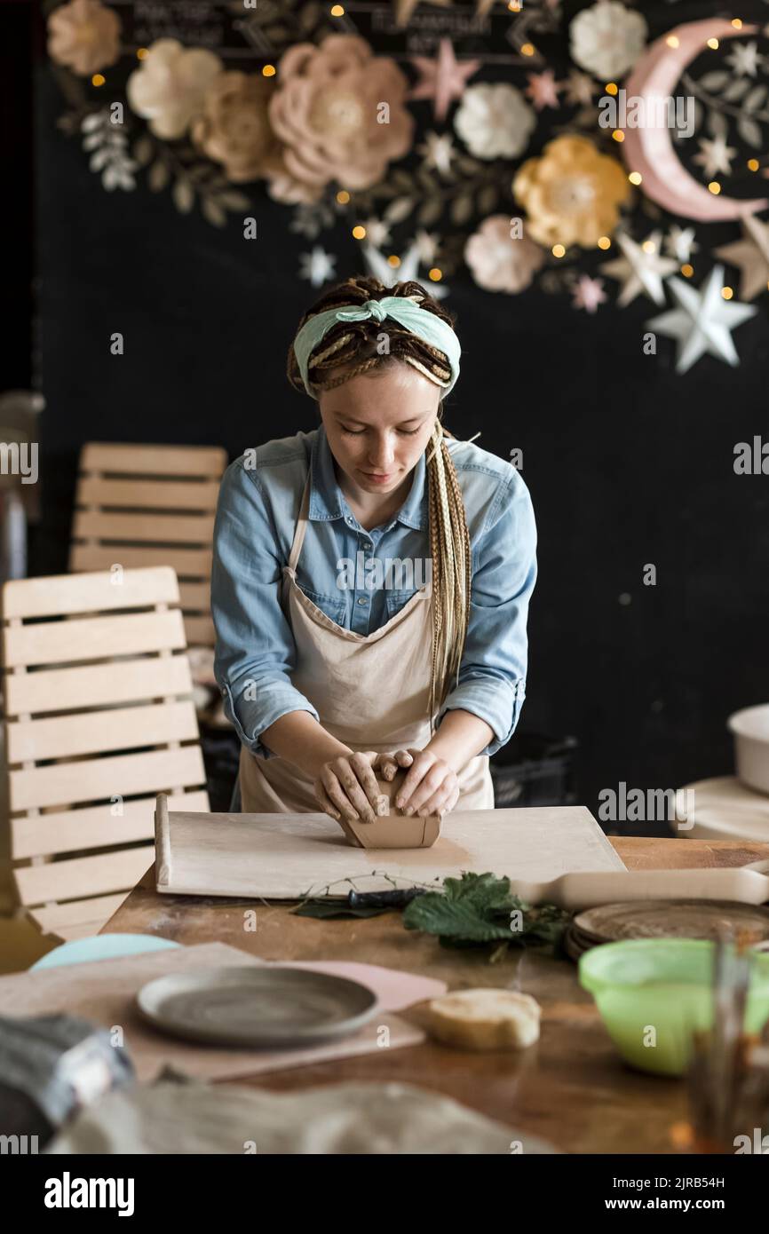 Potter moulding clay hi-res stock photography and images - Alamy