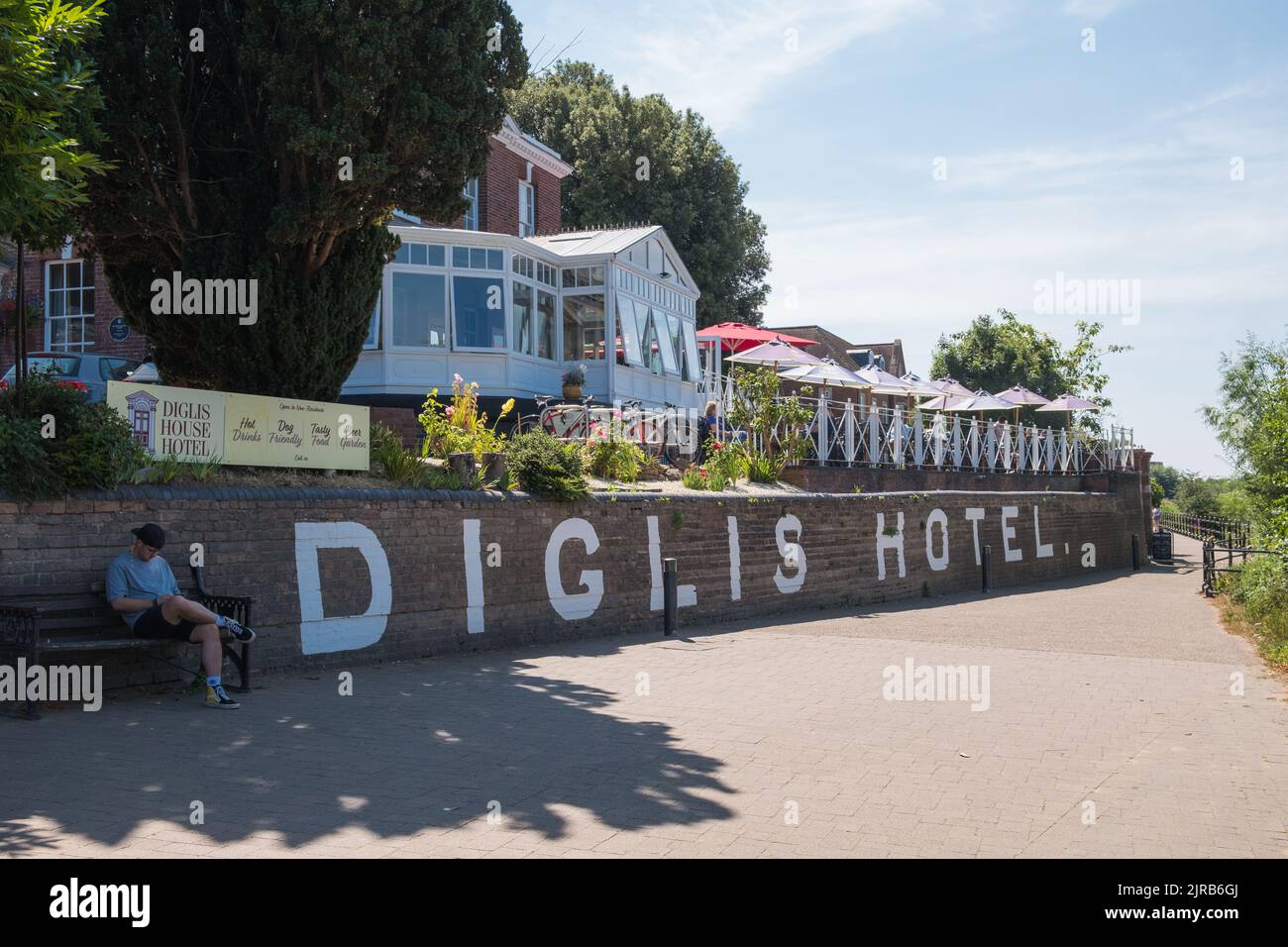 Pub garden overlooking river hi-res stock photography and images - Alamy