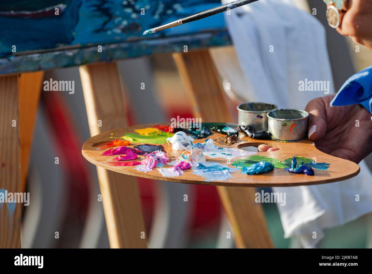 Painter holding palette hi-res stock photography and images - Alamy