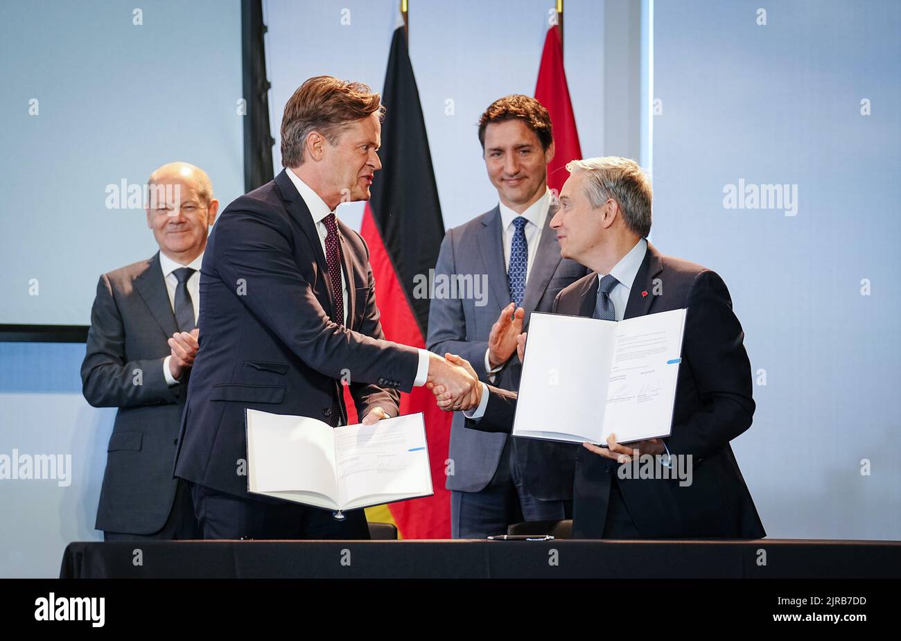 Toronto, Canada. 23rd Aug, 2022. German Chancellor Olaf Scholz (l, SPD ...