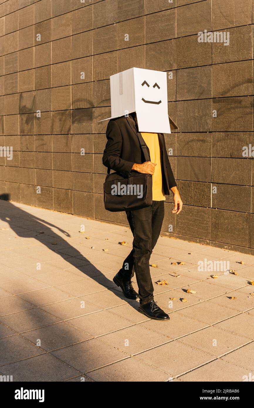 Face walking hi-res stock photography and images - Alamy