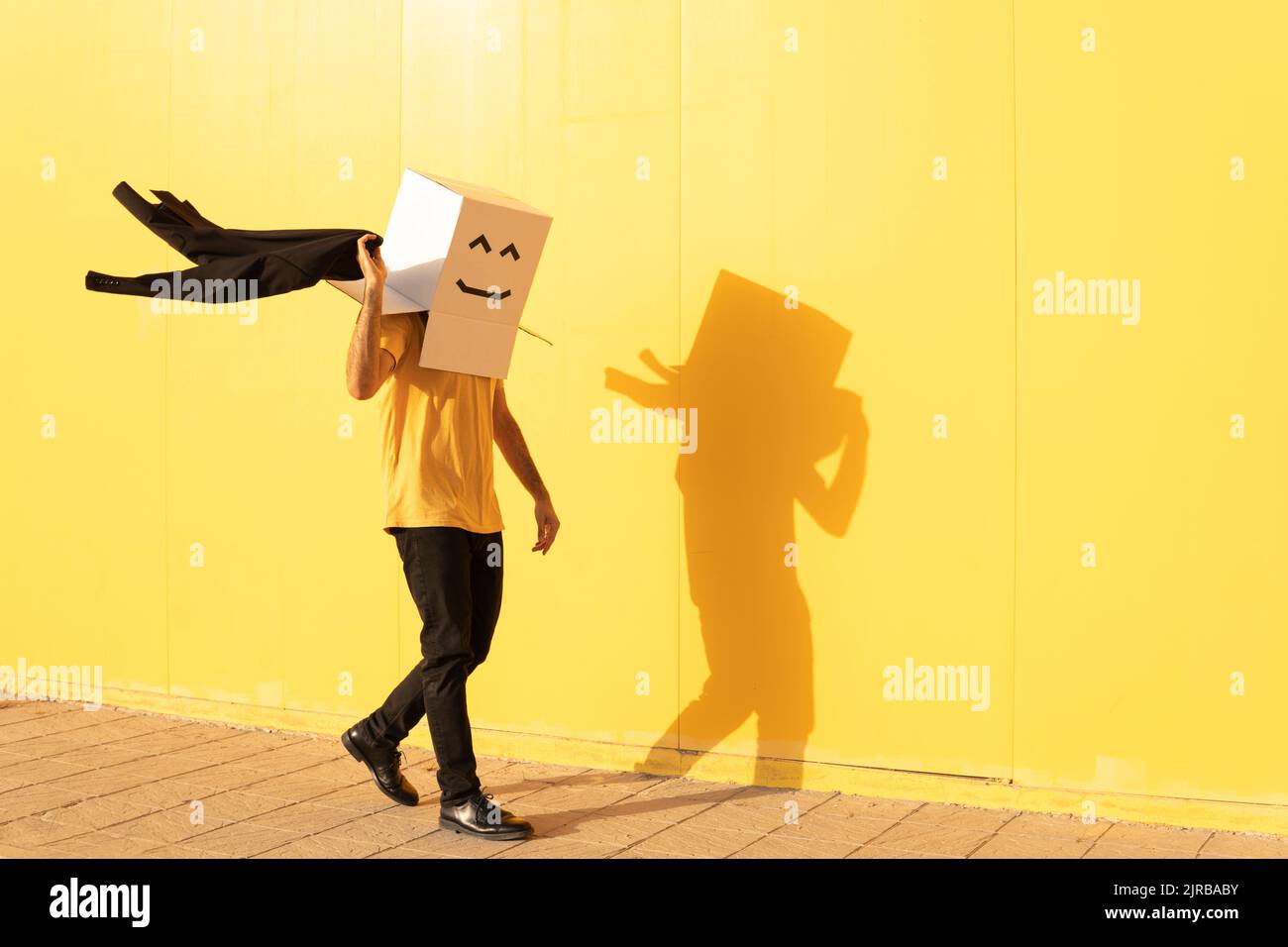Cardboard robot costume hi-res stock photography and images - Alamy