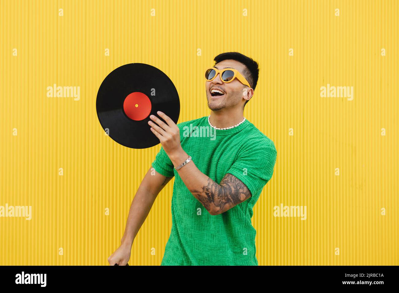 Playing vinyl hi-res stock photography and images - Alamy
