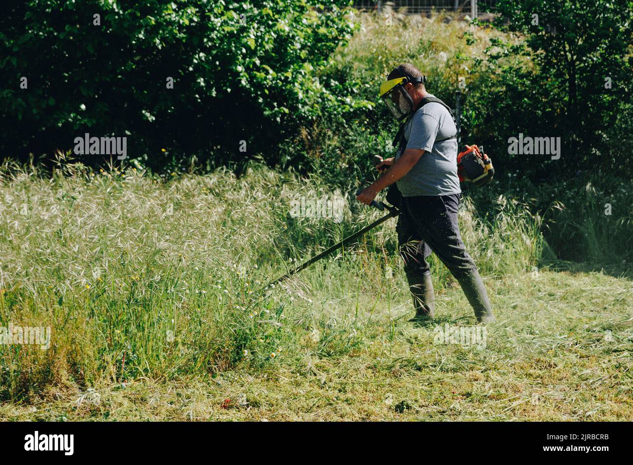 Man using lawn mower hi-res stock photography and images - Alamy