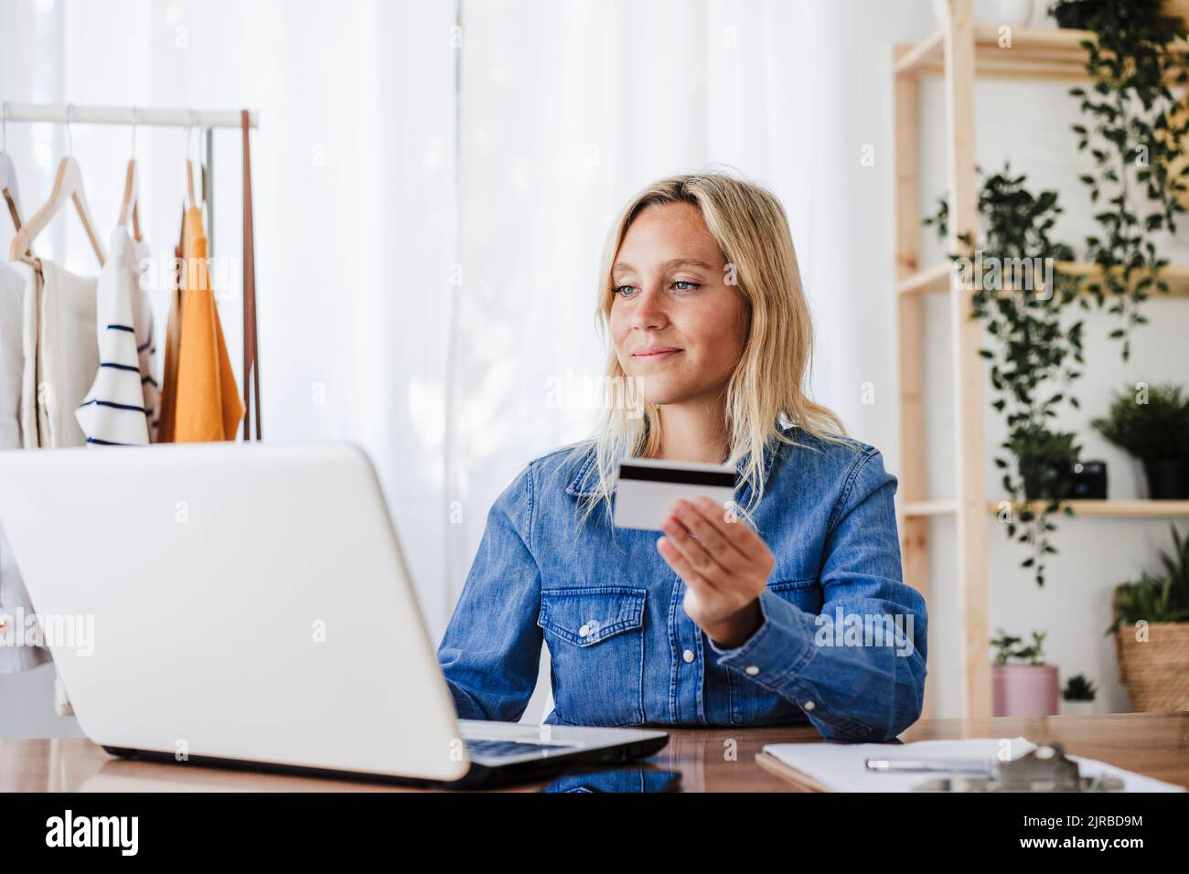 Office online purchase hi-res stock photography and images - Alamy