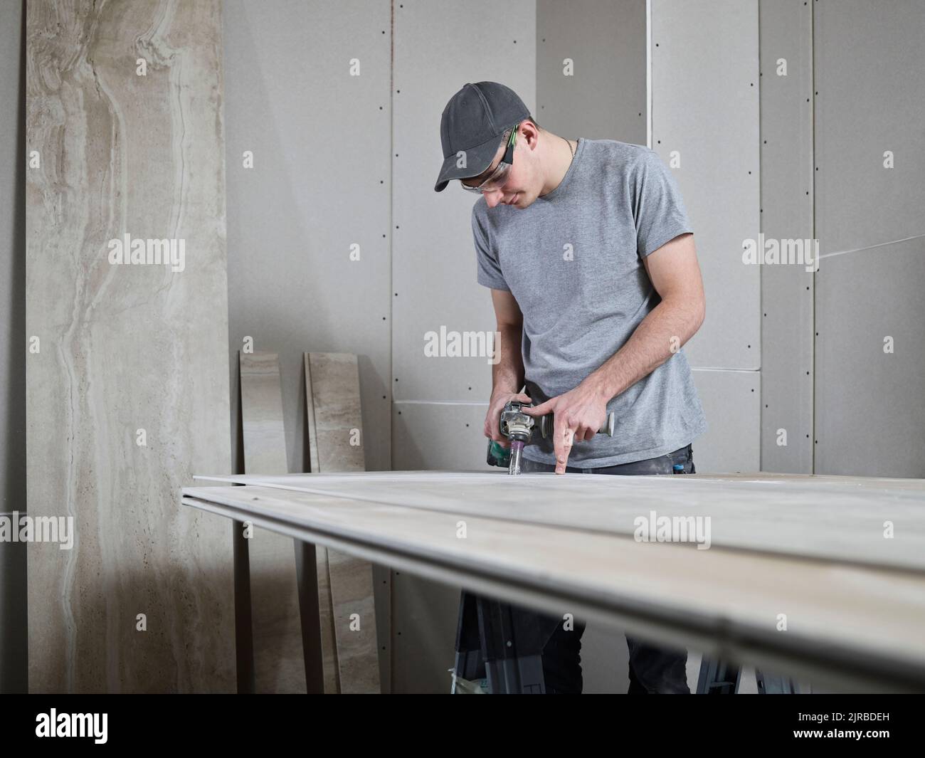 Construction worker using drill hi-res stock photography and images - Alamy