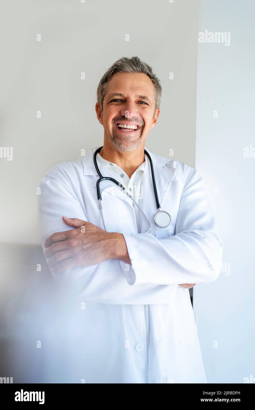 Doctor portrait arms crossed hi-res stock photography and images - Alamy
