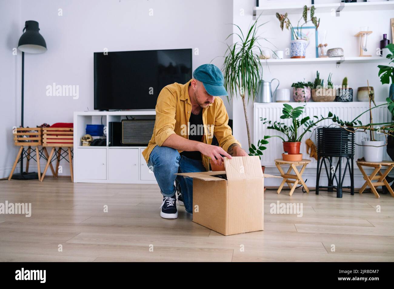 Opening package hi-res stock photography and images - Alamy