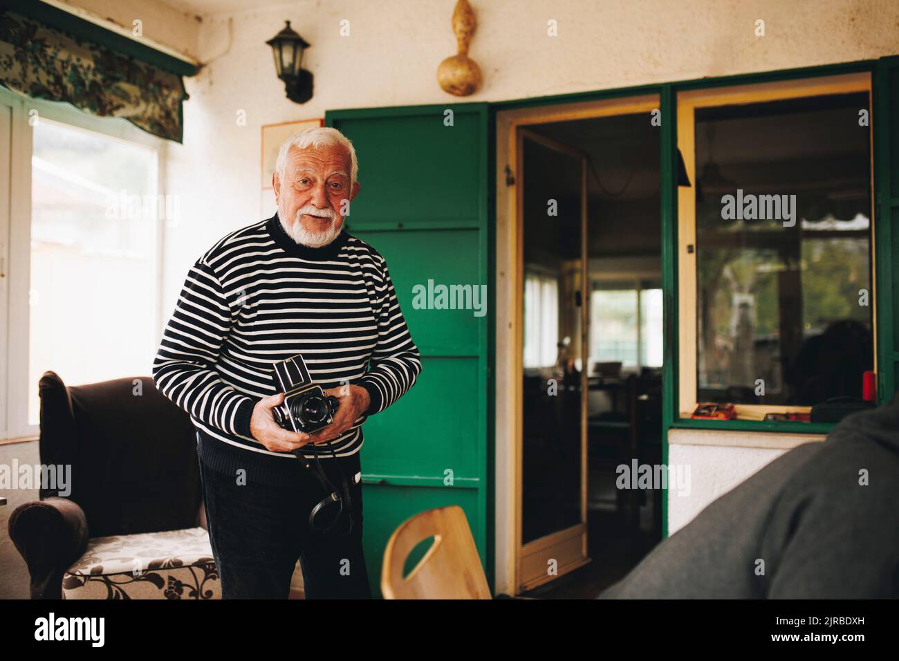 Man standing camera hi-res stock photography and images - Alamy
