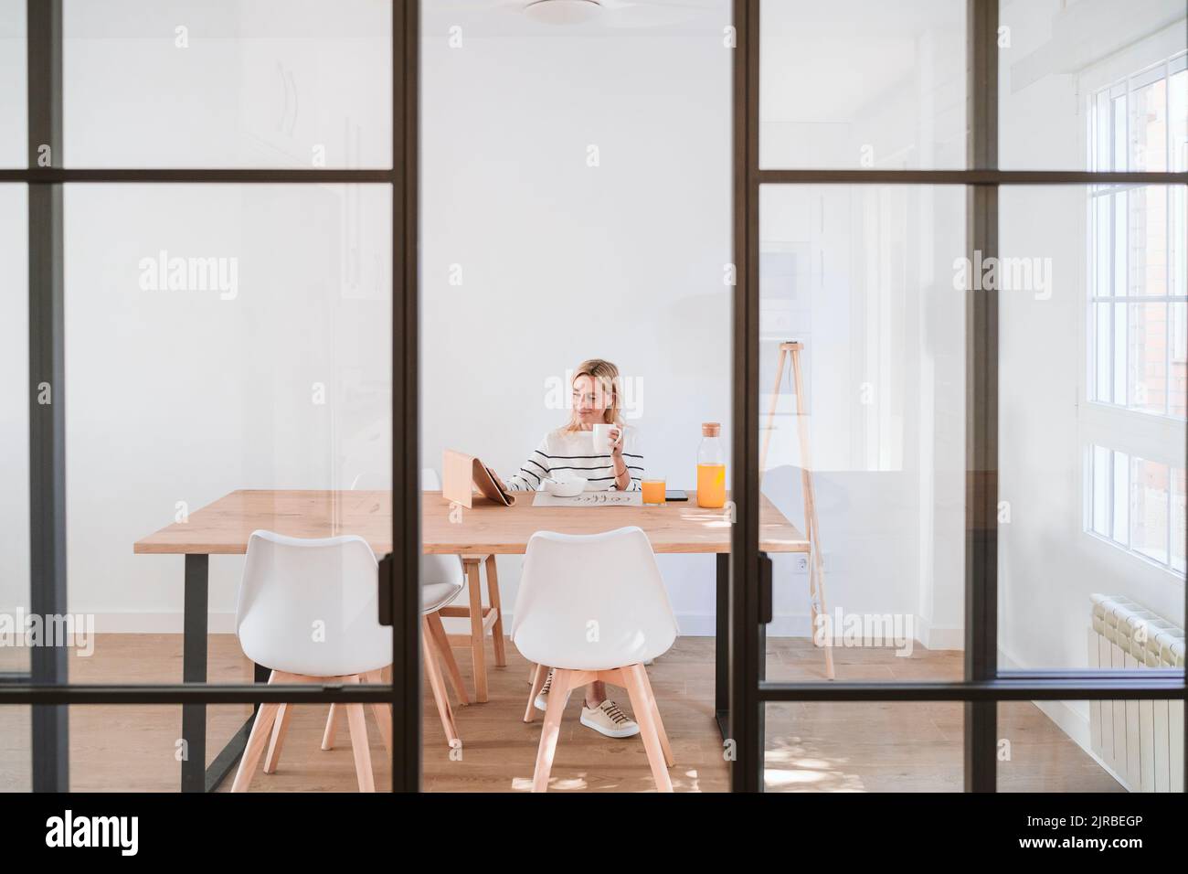 Woman coffee cup tablet hi-res stock photography and images - Alamy