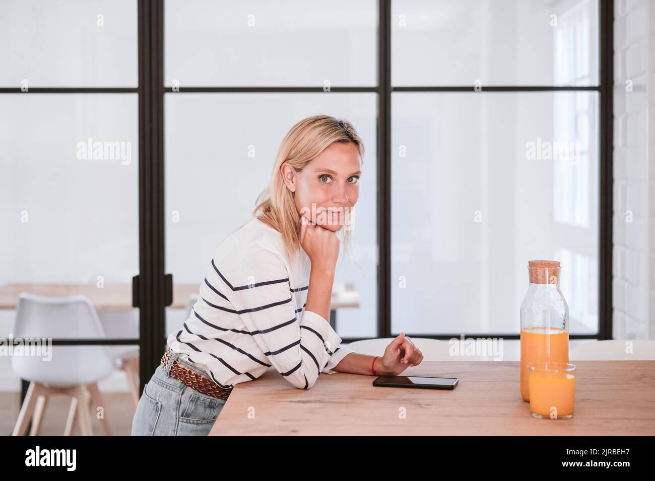 Woman leaning on counter hi-res stock photography and images - Alamy