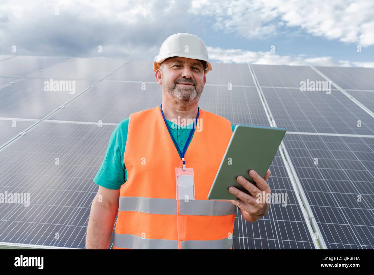 Engineer with tablet PC in front of solar panels Stock Photo - Alamy