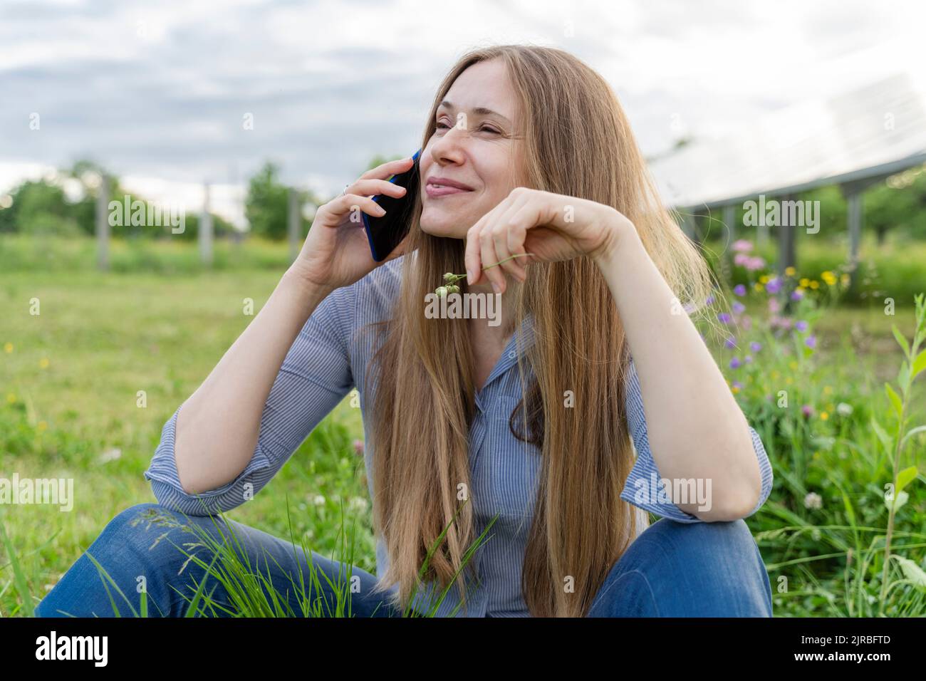 Smart phone mobile talking field hi-res stock photography and images ...