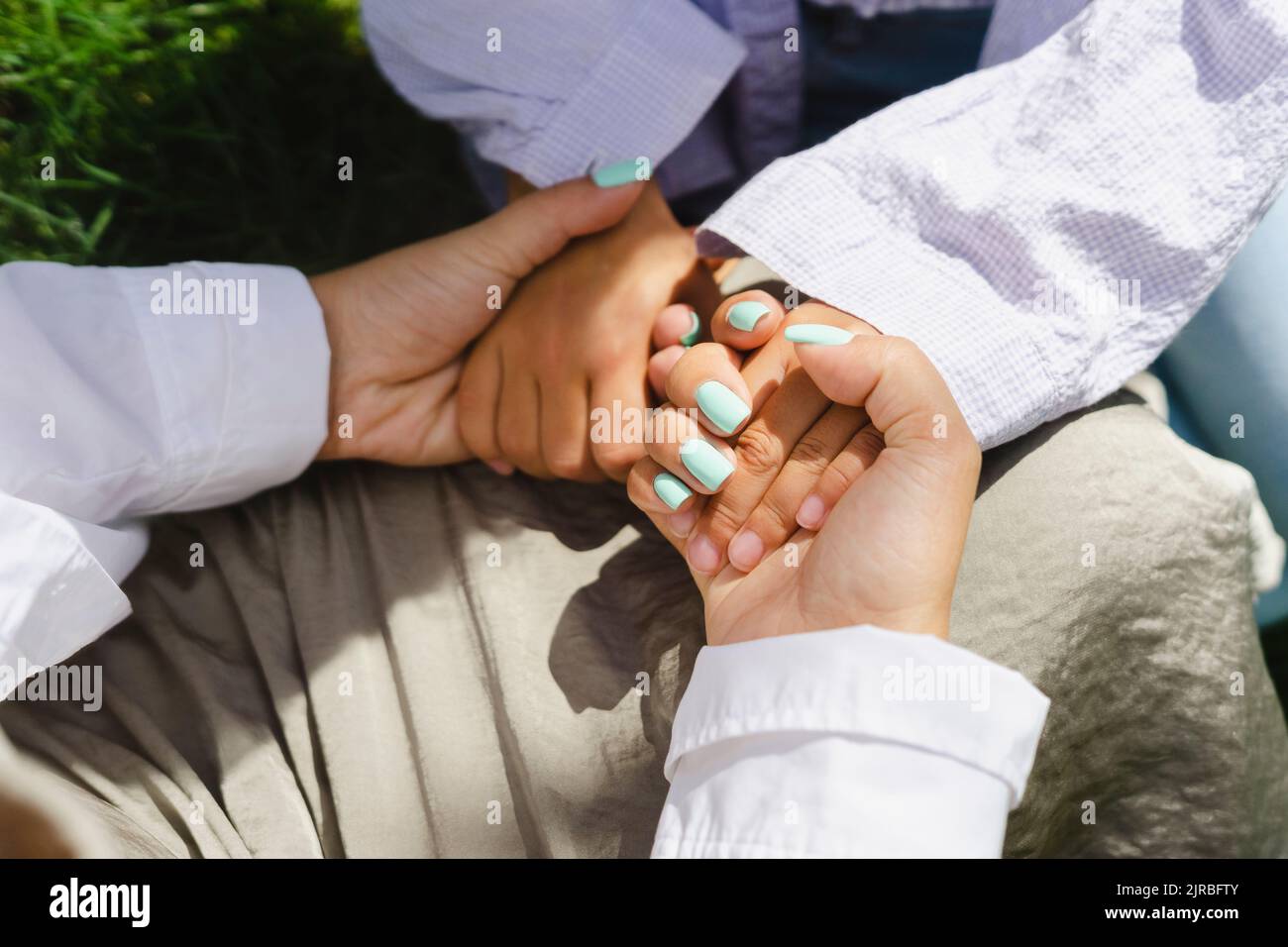 Children holding hands each other hi-res stock photography and images ...