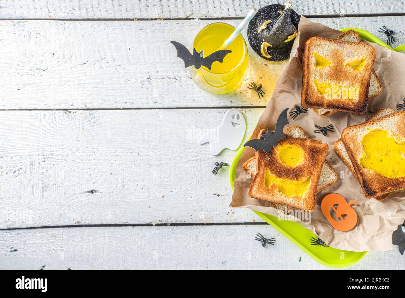 Funny food for kids, Halloween breakfast, lunch box: toast with ...
