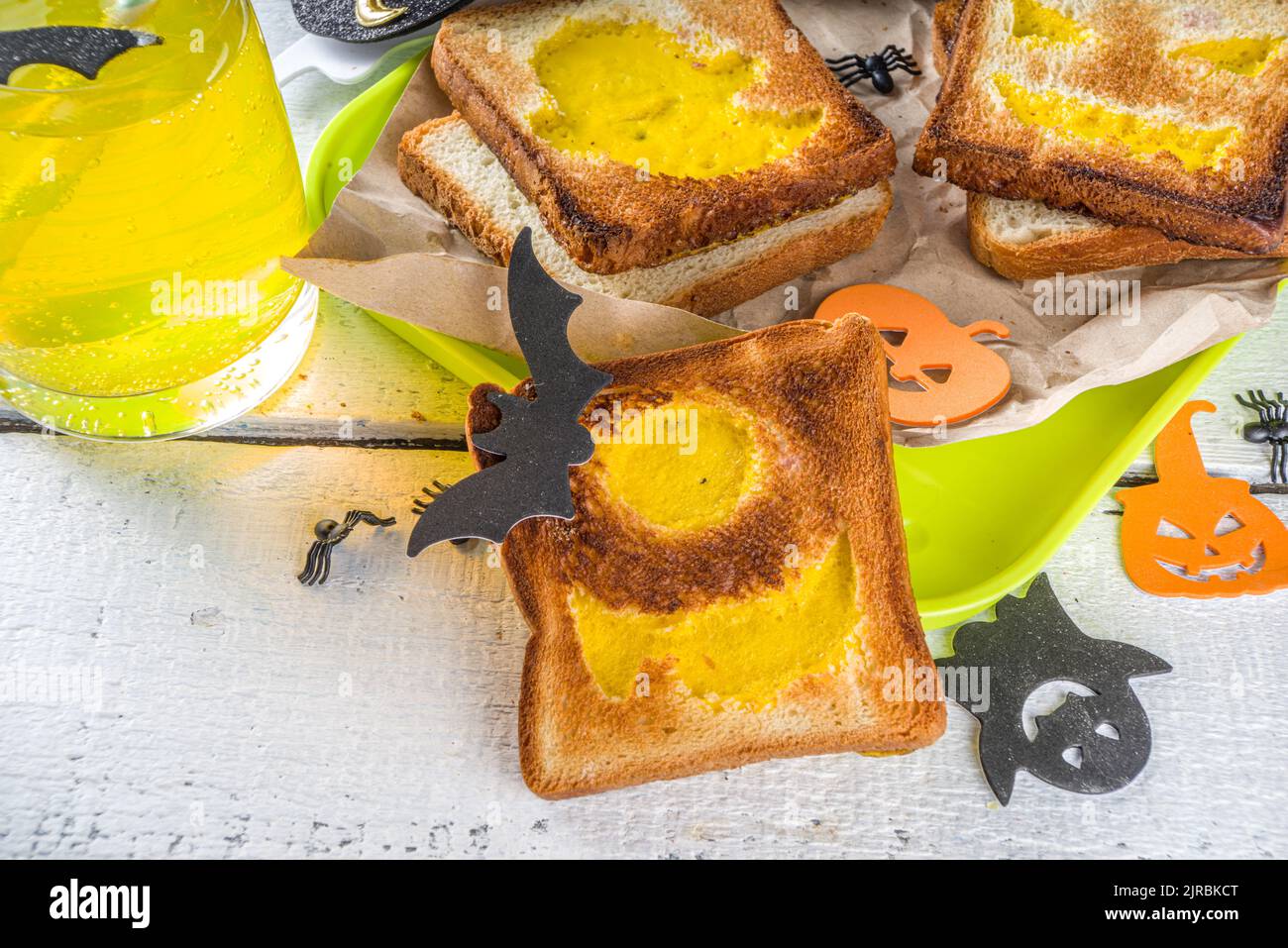 Funny food for kids, Halloween breakfast, lunch box: toast with ...