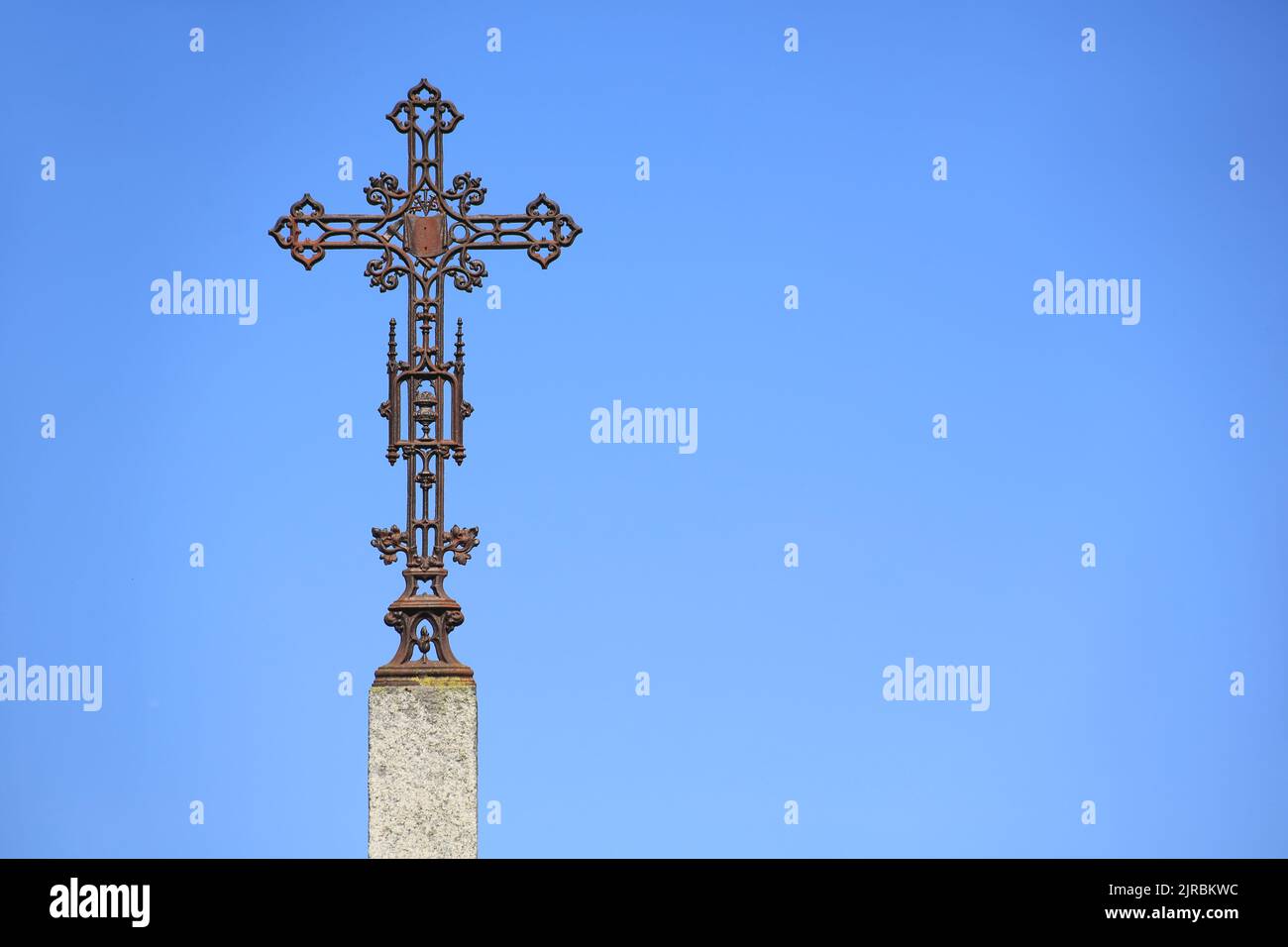Croix en fer forgée. Cimetière de Saint-Nicolas de Véroce. Haute-Savoie ...