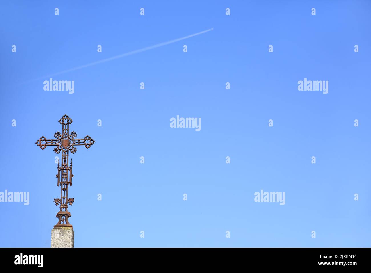 Croix en fer forgée. Cimetière de Saint-Nicolas de Véroce. Haute-Savoie ...