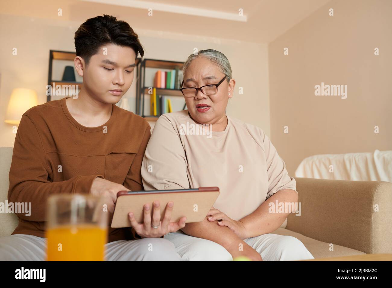 Elderly computer help asian hi-res stock photography and images - Alamy