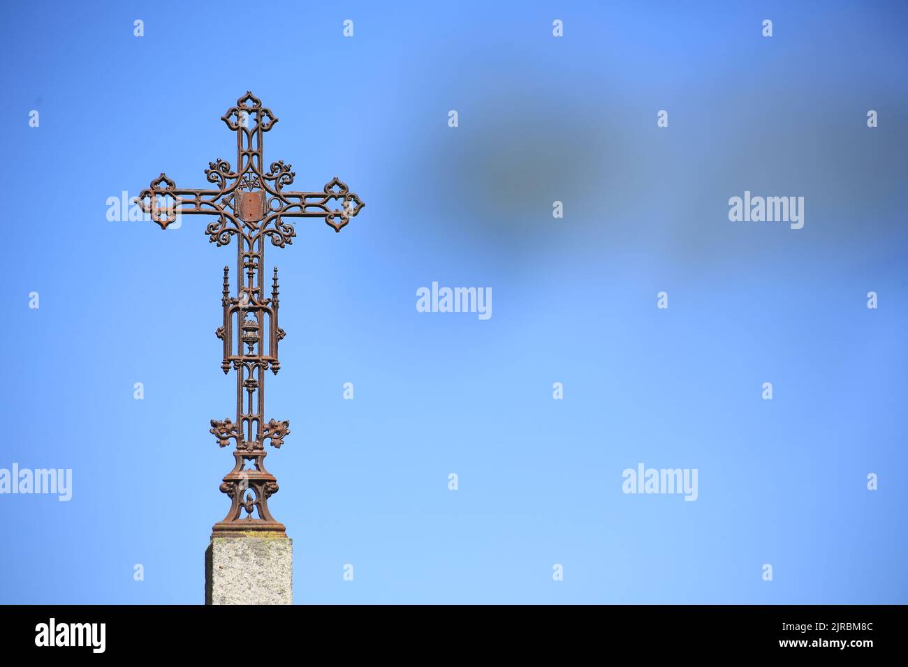 Croix en fer forgée. Cimetière de Saint-Nicolas de Véroce. Haute-Savoie ...