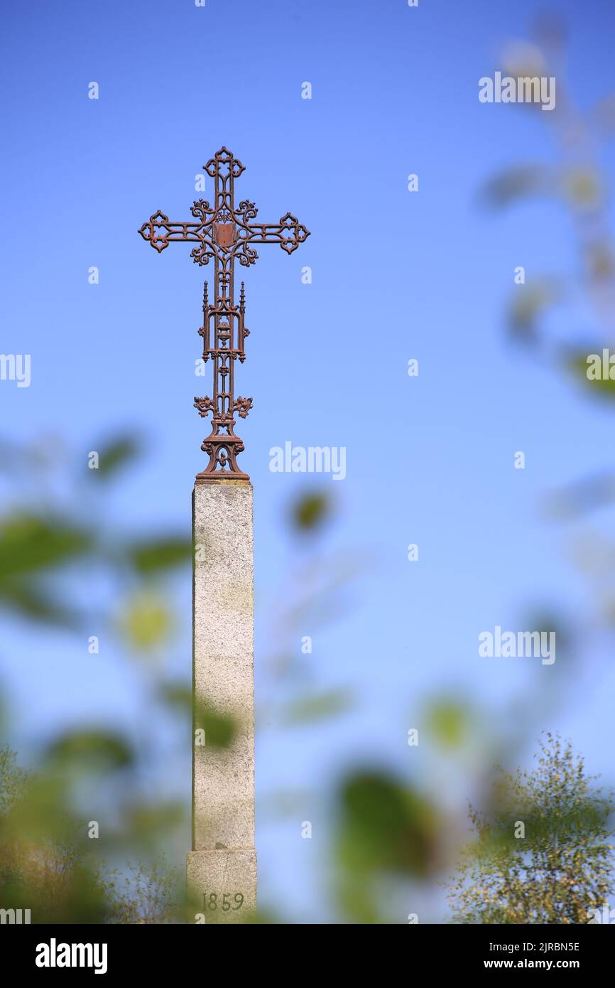 Croix en fer forgée. Cimetière de Saint-Nicolas de Véroce. Haute-Savoie ...