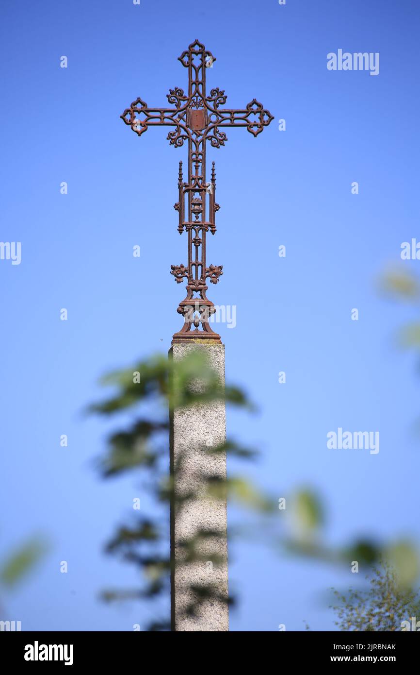 Croix en fer forgée. Cimetière de Saint-Nicolas de Véroce. Haute-Savoie ...