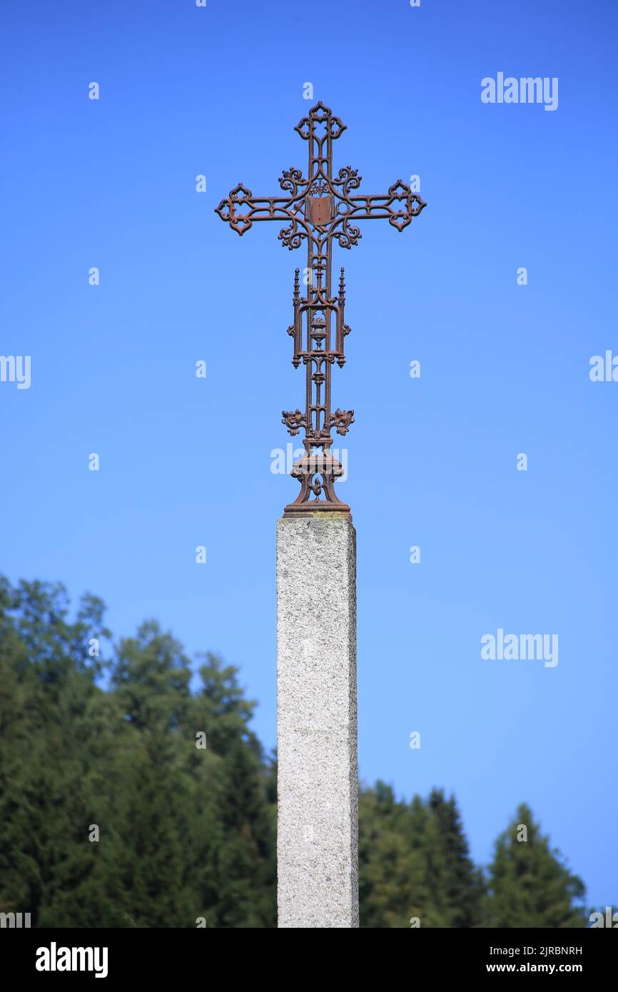Croix en fer forgée. Cimetière de Saint-Nicolas de Véroce. Haute-Savoie ...