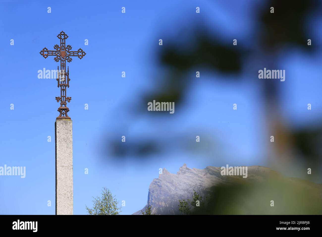 Croix en fer forgée. Cimetière de Saint-Nicolas de Véroce. Haute-Savoie ...