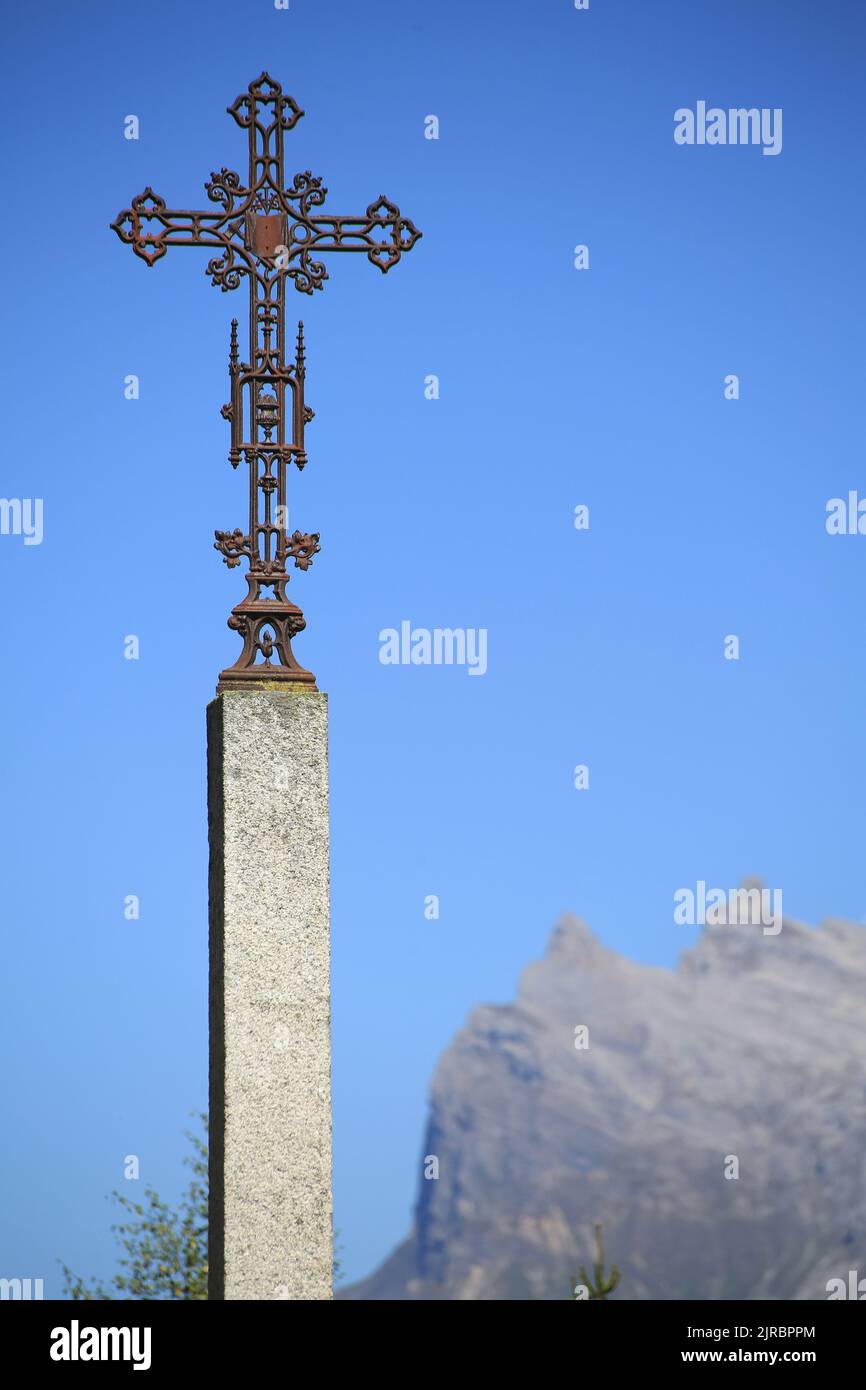 Croix en fer forgée. Cimetière de Saint-Nicolas de Véroce. Haute-Savoie ...