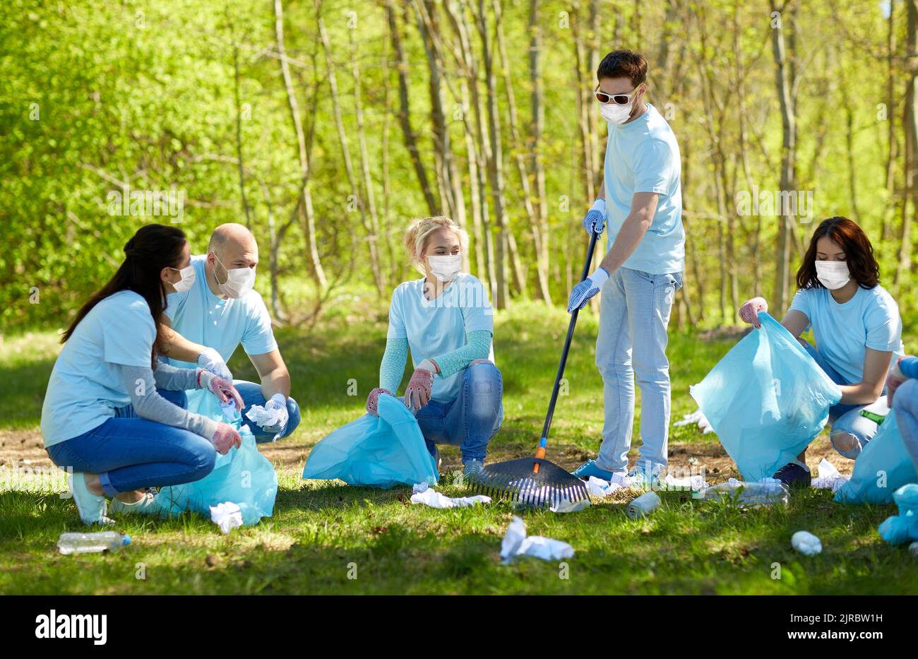 Young people volunteers in masks hi-res stock photography and images ...
