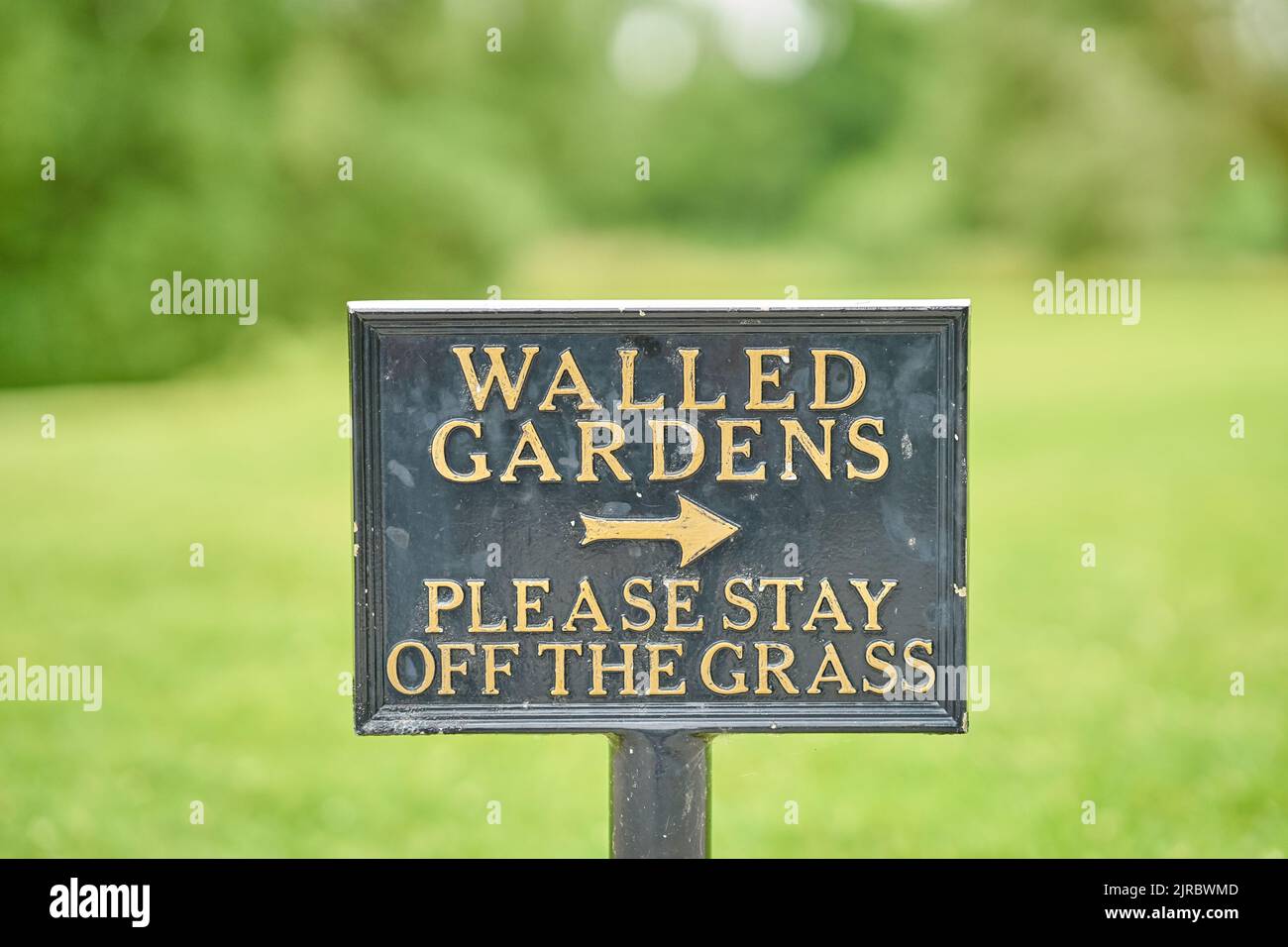 Keep off grass signage hi-res stock photography and images - Alamy