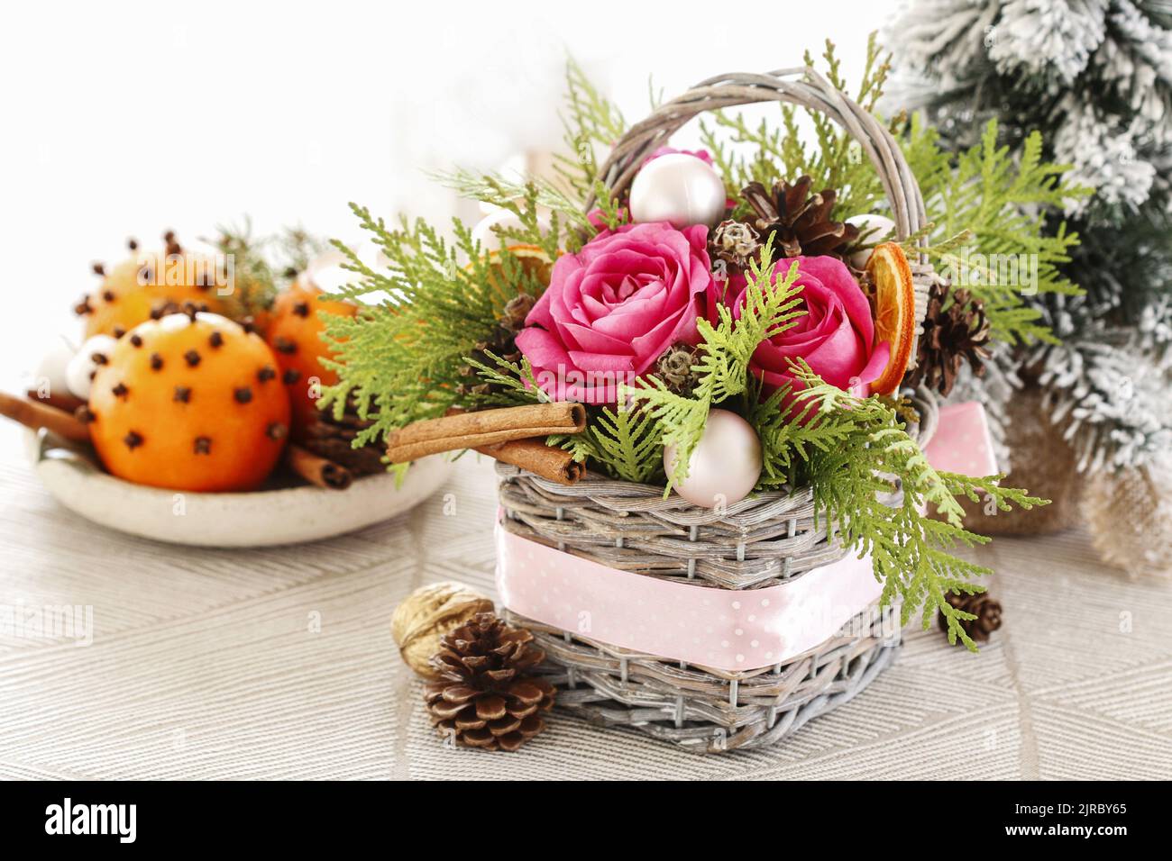 How to make Christmas table decoration with roses and thuja in wicker ...