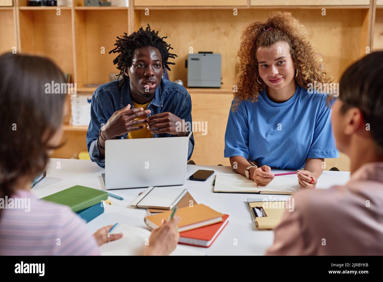 Teen students sitting table hi-res stock photography and images - Alamy