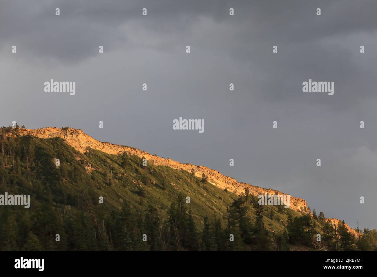 Cloudy skies over distant mountains hi-res stock photography and images ...