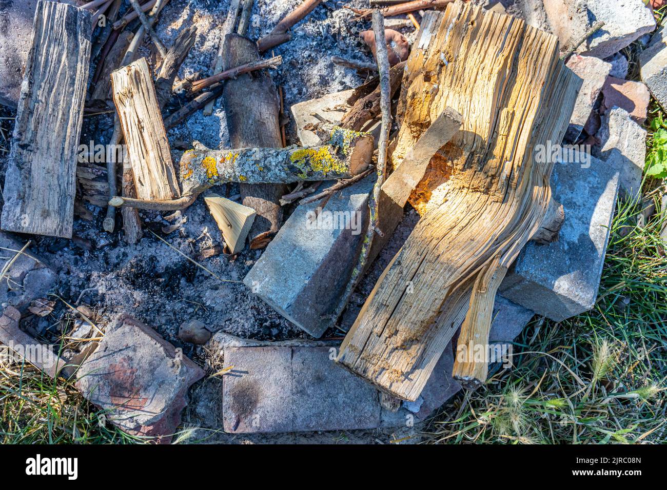 Remains of camp fire hi-res stock photography and images - Alamy